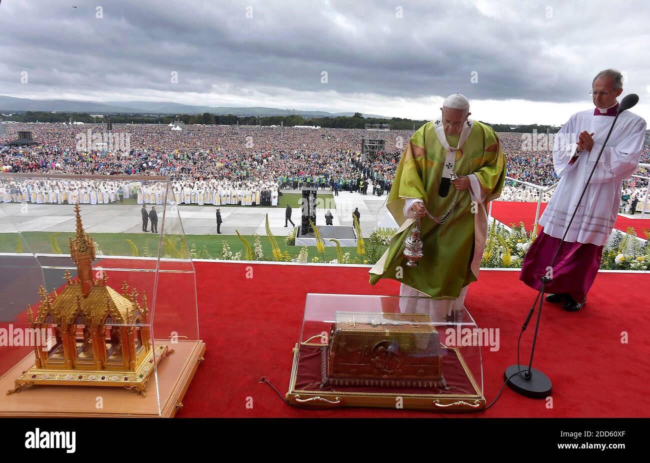 Pope Francis leads the sunday mass in front of hundreds of thousands of ...