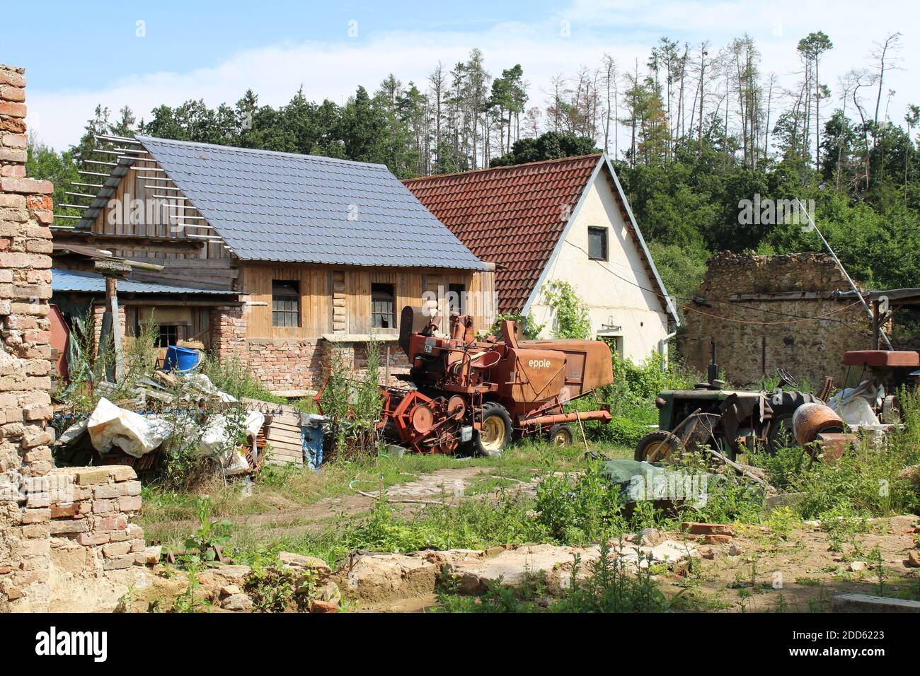 Old farmyard hi-res stock photography and images - Alamy