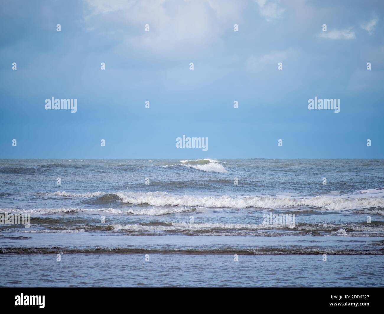 Breaking waves hi-res stock photography and images - Alamy