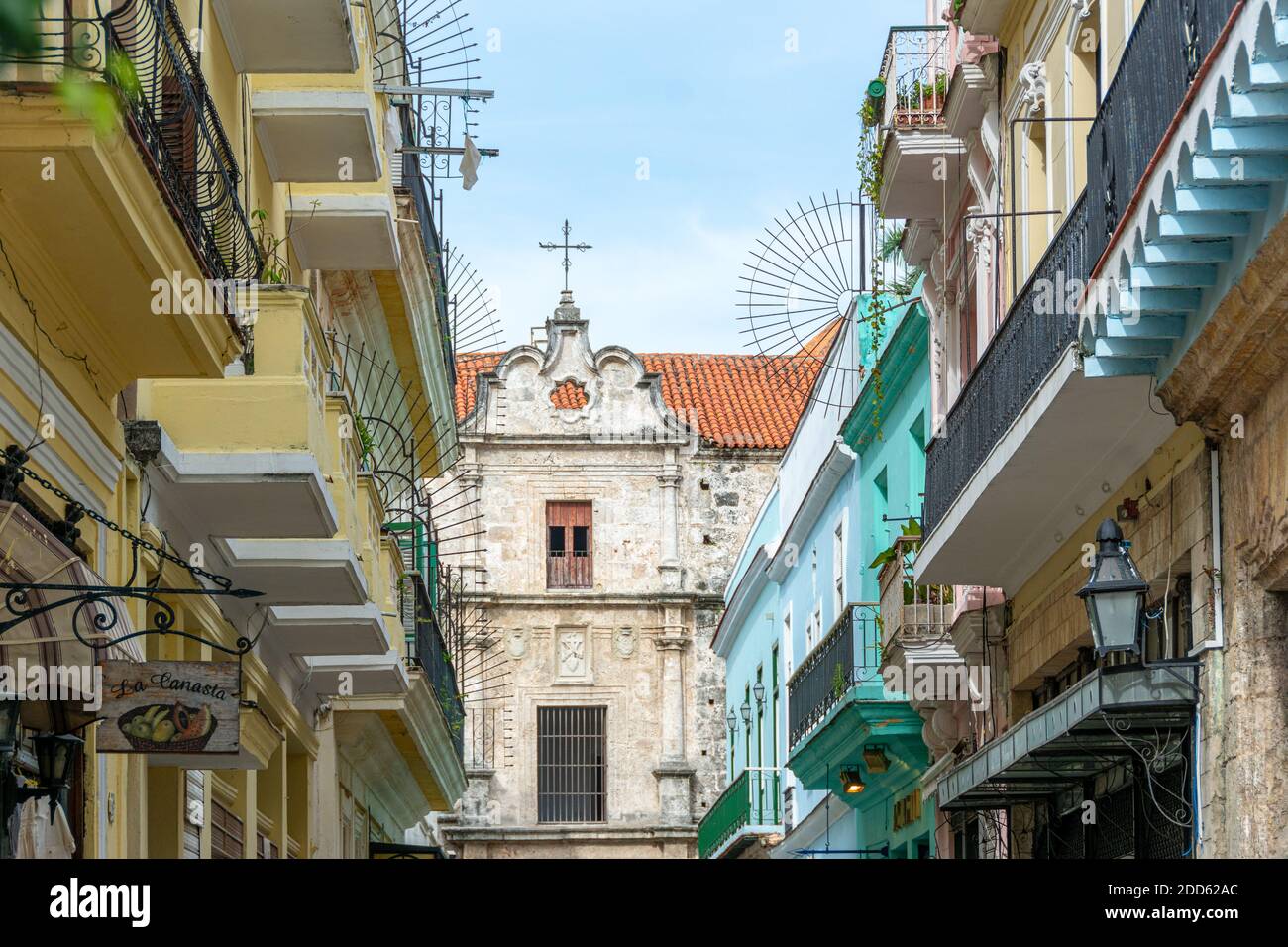 Colonial building facade stone wall, Old Havana, Cuba Stock Photo - Alamy
