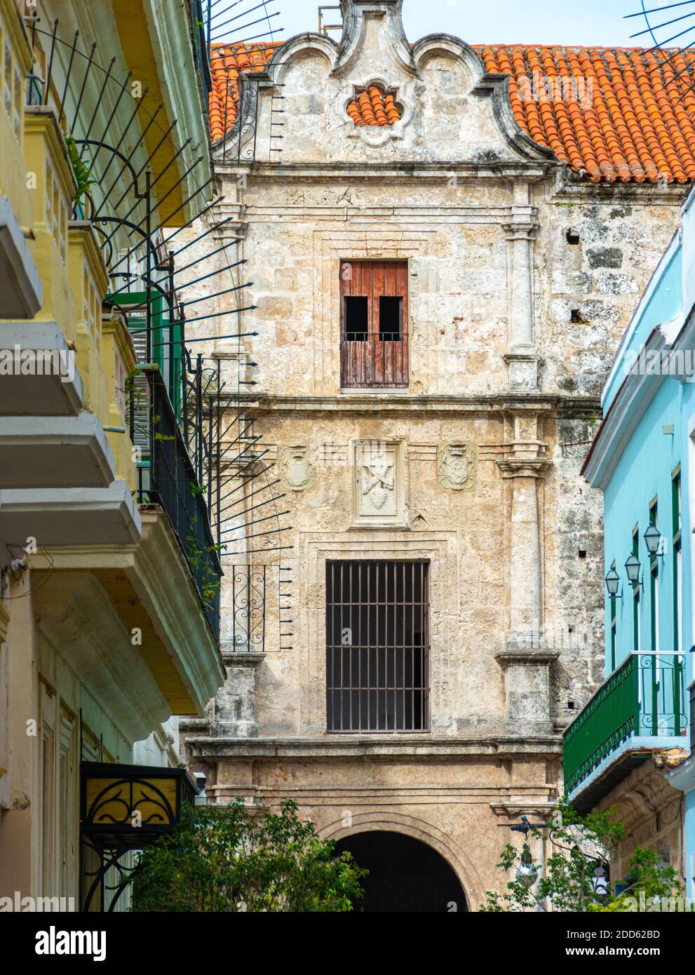 Colonial building facade stone wall, Old Havana, Cuba Stock Photo - Alamy