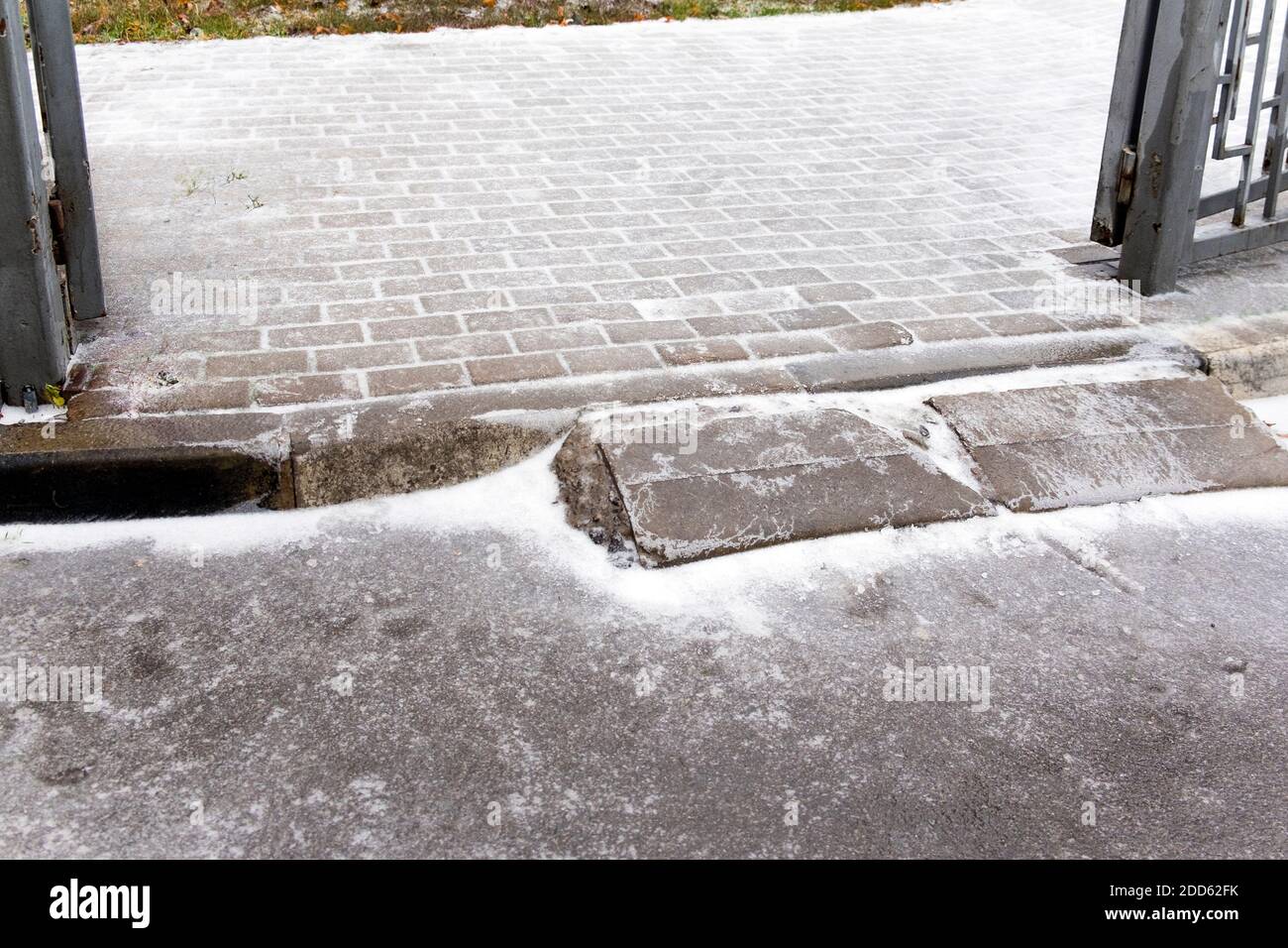 Pavement ice hi-res stock photography and images - Alamy