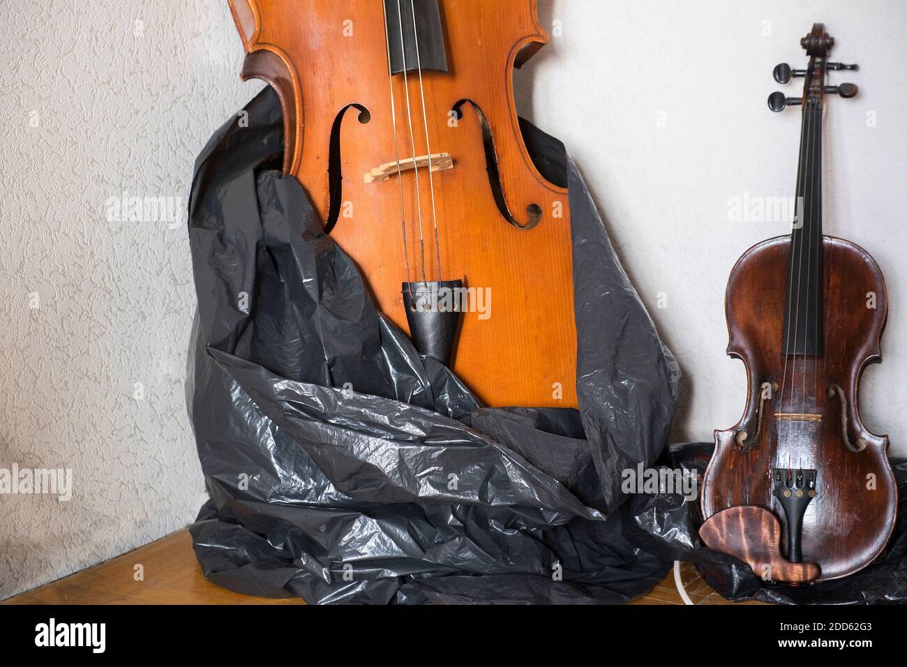 Old broken violin hi-res stock photography and images - Alamy