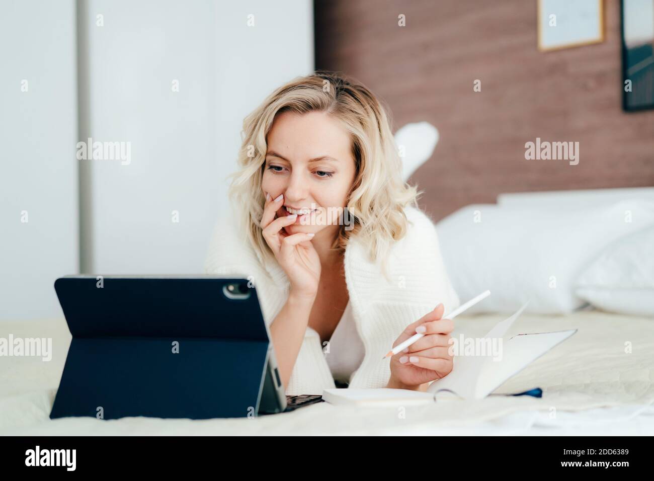 Smart bed computer hi-res stock photography and images - Alamy