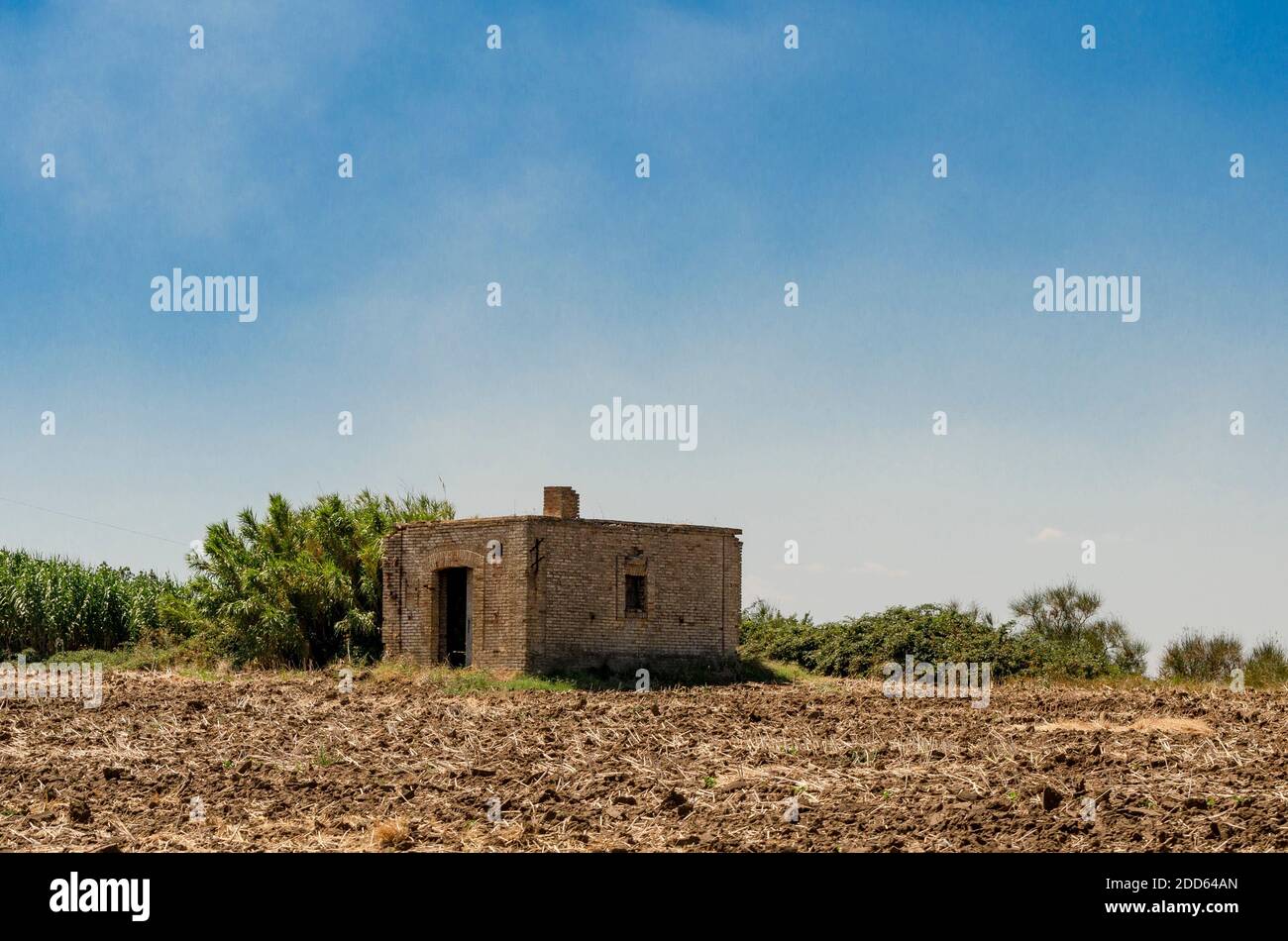 Abandoned ruin in the middle of the countryside Stock Photo - Alamy
