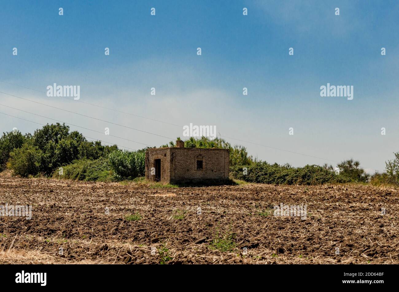 Abandoned ruin in the middle of the countryside Stock Photo - Alamy