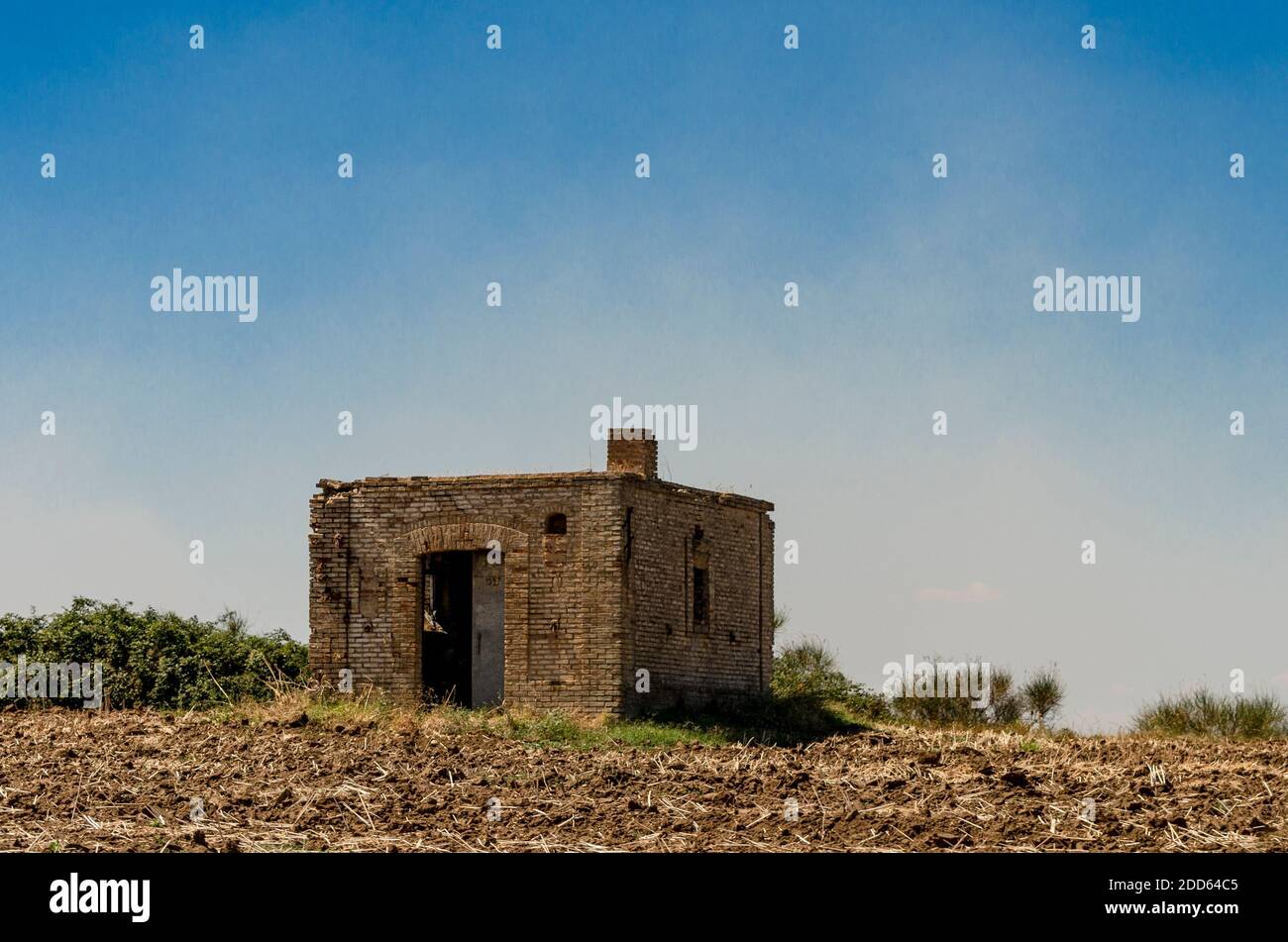 Abandoned ruin in the middle of the countryside Stock Photo - Alamy