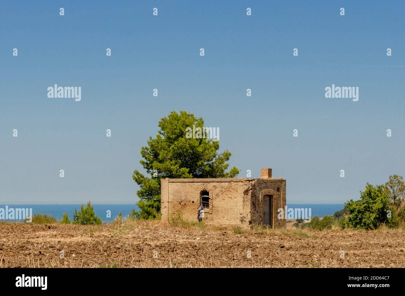 Abandoned ruin in the middle of the countryside Stock Photo - Alamy