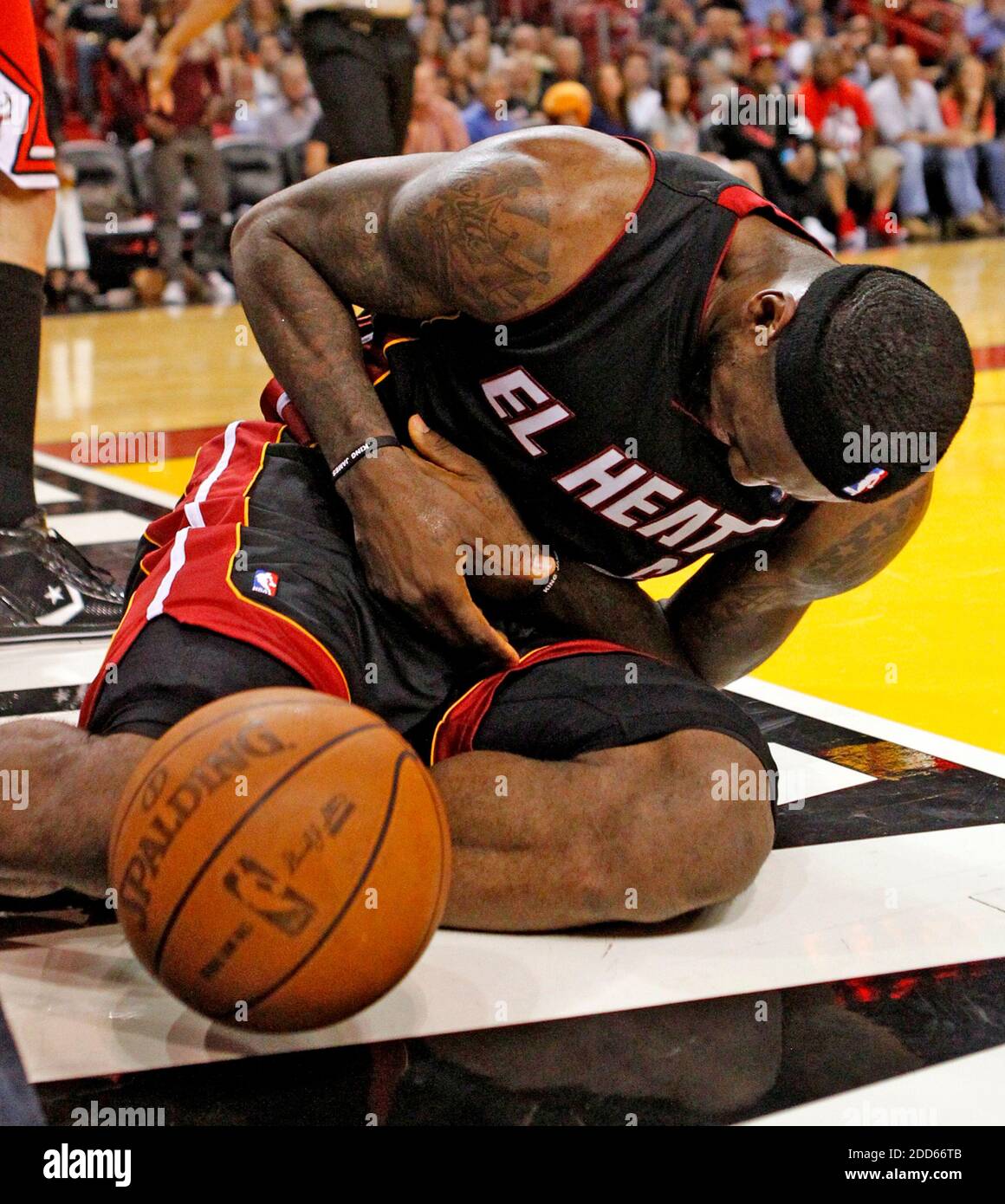 Lebron james under the basket hi-res stock photography and images - Alamy