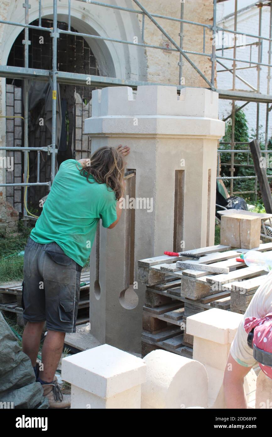 stone mason at work Stock Photo - Alamy