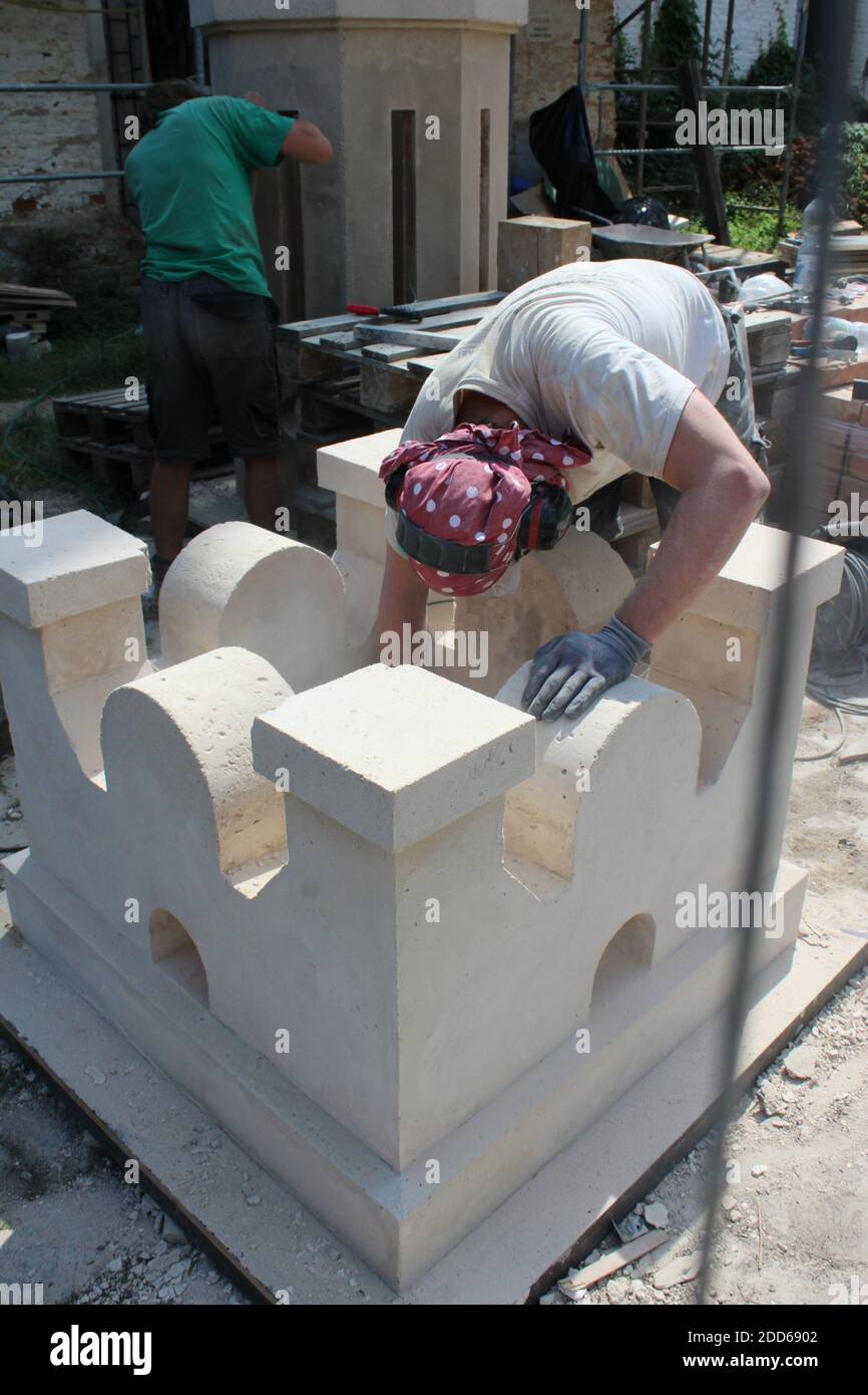stone mason at work Stock Photo - Alamy