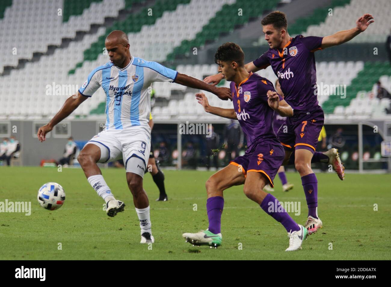 DOHA, QATAR - NOVEMBER 24: Gleidionor Figueiredo Pinto of Ulsan Hyundai ...