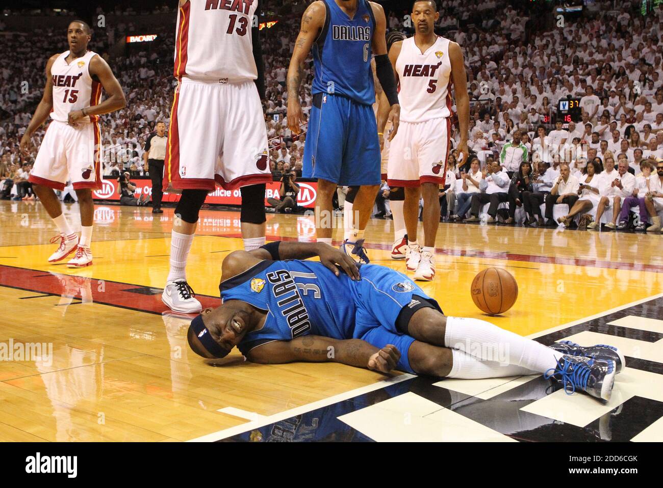 Lebron james on court hi-res stock photography and images - Alamy