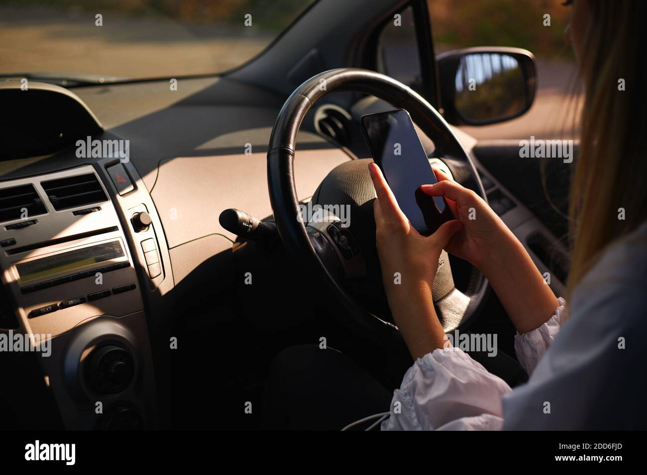 Woman looking over shoulder fear hi-res stock photography and images ...