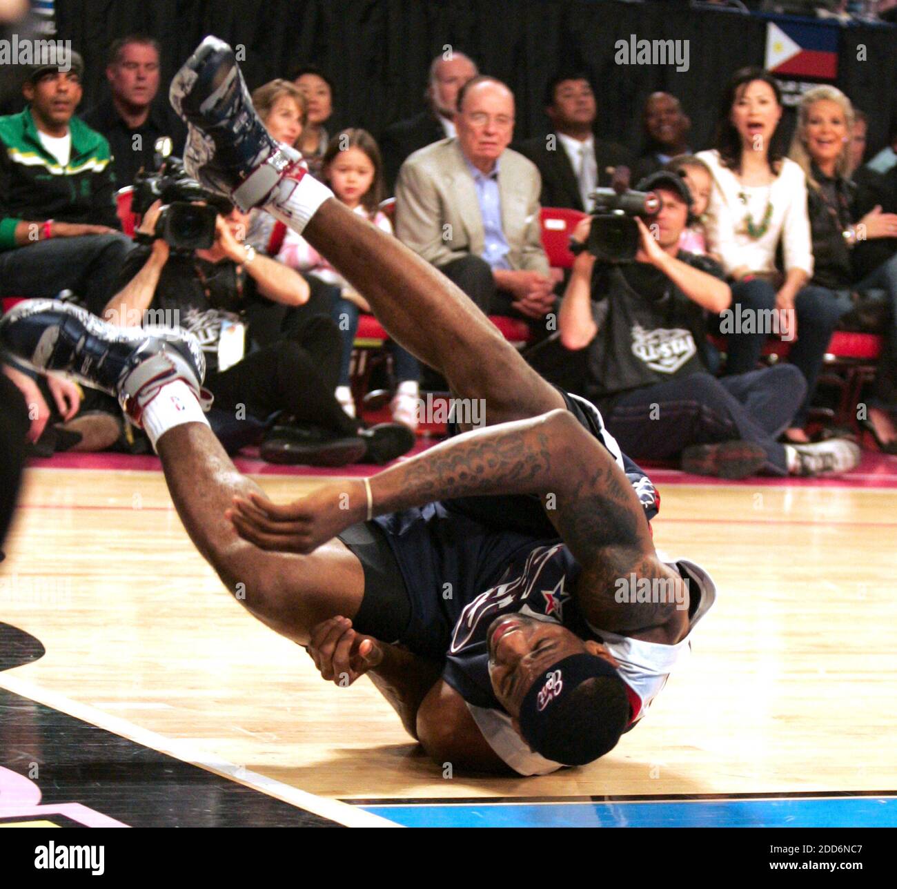 Lebron james dunk hi-res stock photography and images - Alamy