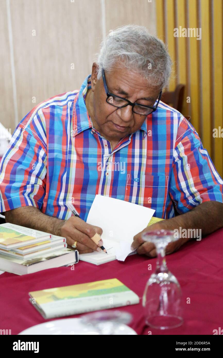 Prominent Writer Of Bengali Literature Samaresh Majumdar, 51% OFF