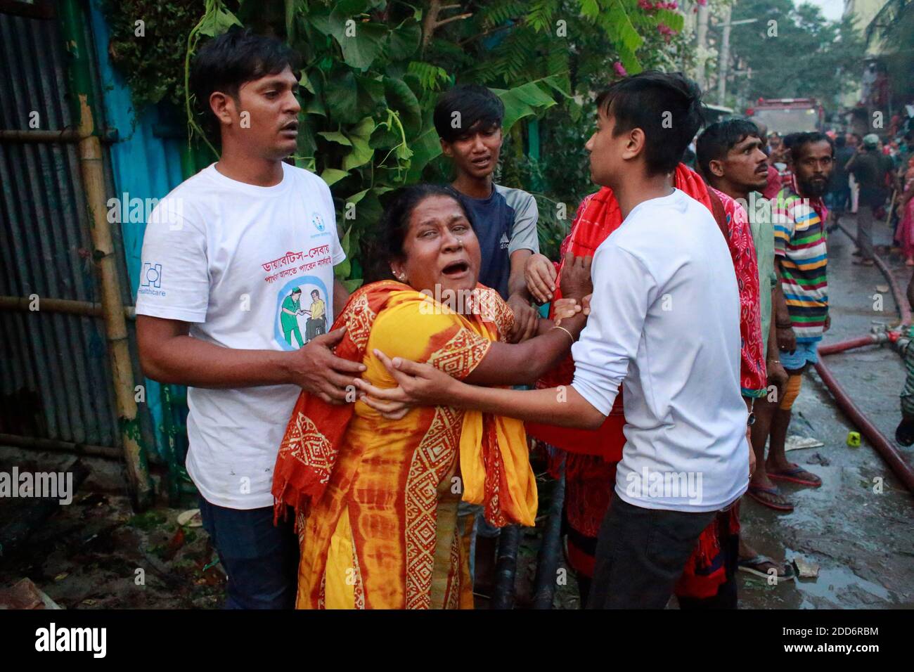 Dhaka, Bangladesh. 24th Nov, 2020. A Bangladeshi woman cries as she lost her home after flames ...