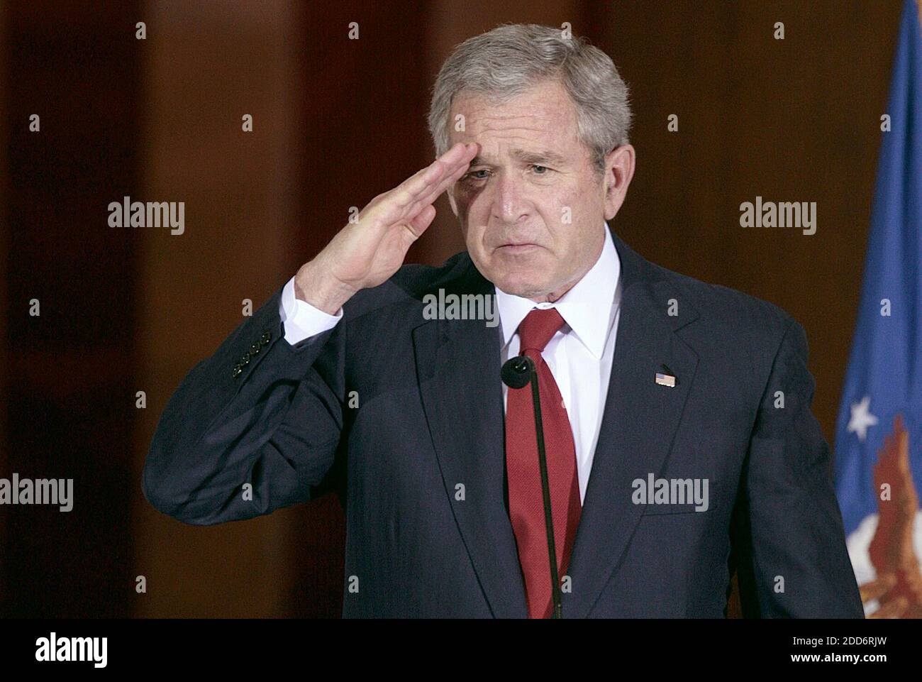 George w bush salutes hi-res stock photography and images - Alamy