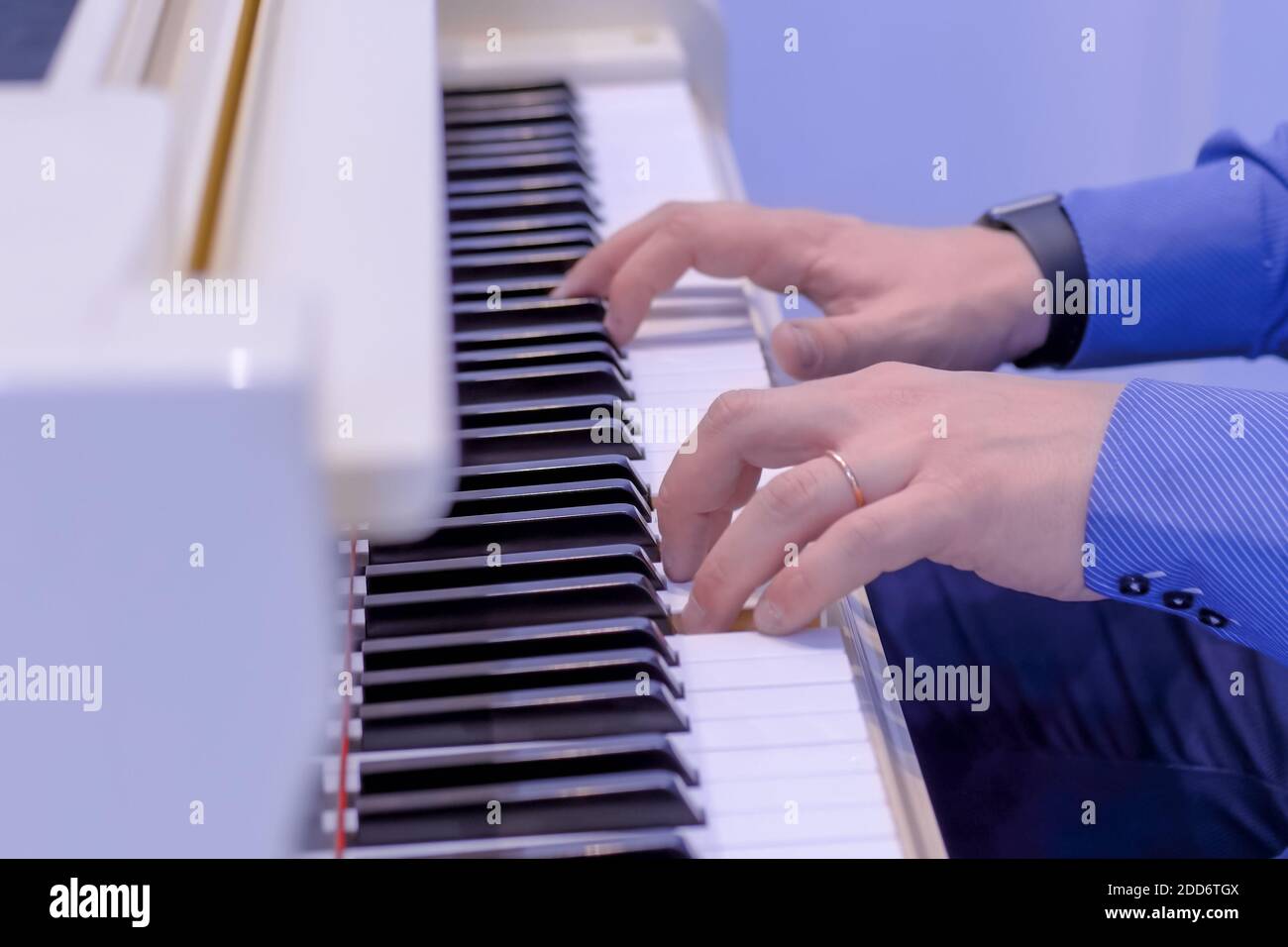 Grand piano side view hi-res stock photography and images - Alamy