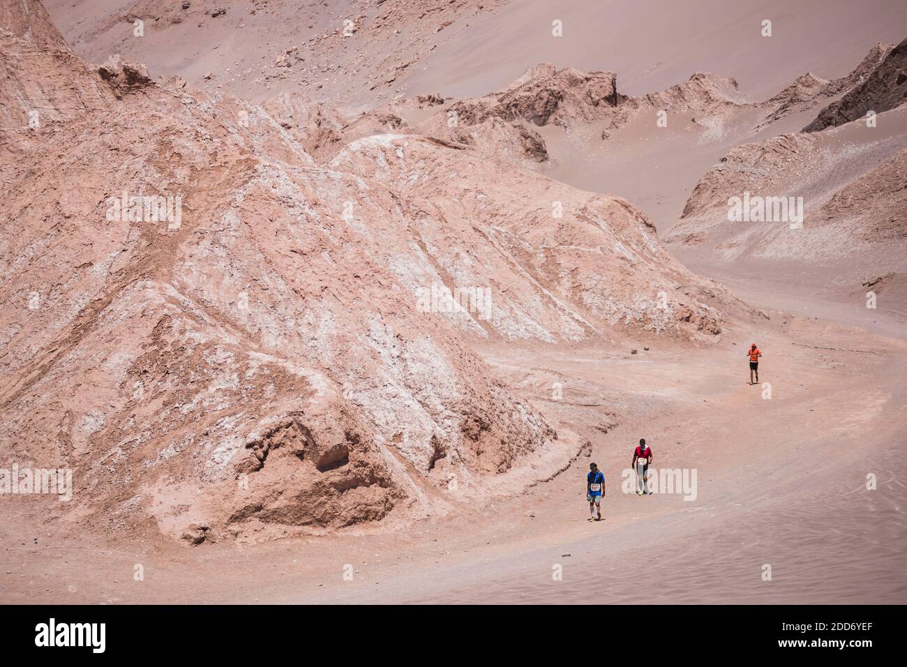 Marathon runners in Death Valley (Valle de la Muerte), San Pedro de ...