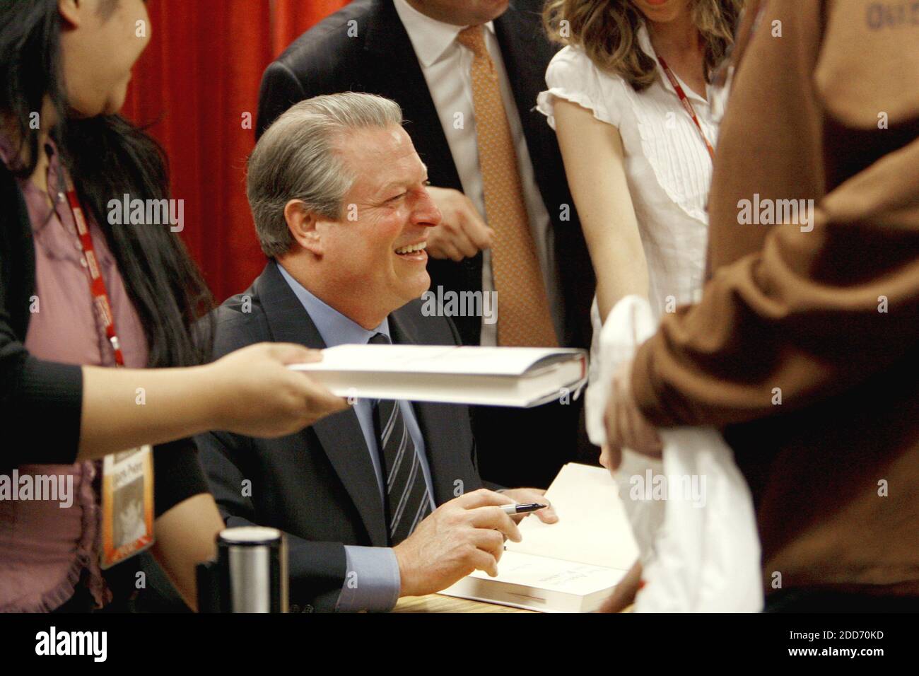 NO FILM, NO VIDEO, NO TV, NO DOCUMENTARY - Al Gore chats with an ...