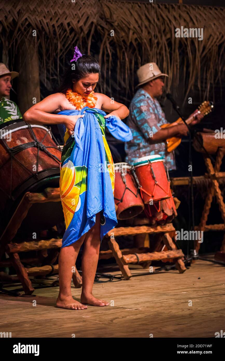 Dancers rarotonga cook islands hi-res stock photography and images - Alamy