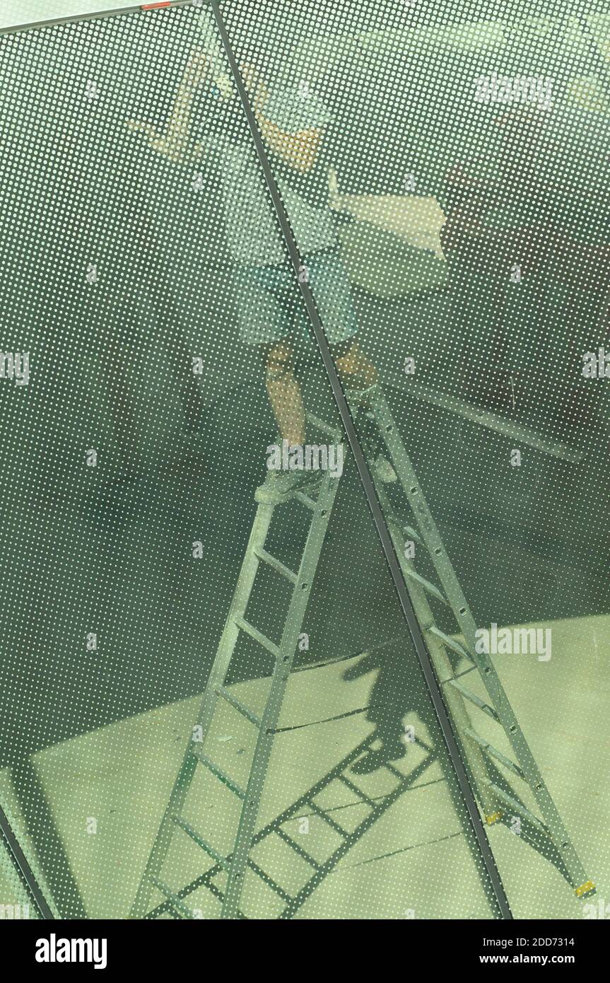 Glaziers working on an all glass building hi-res stock photography and ...