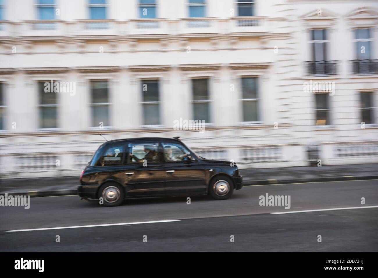 London Black Taxi Cab near Buckingham Palace, London, England Stock ...