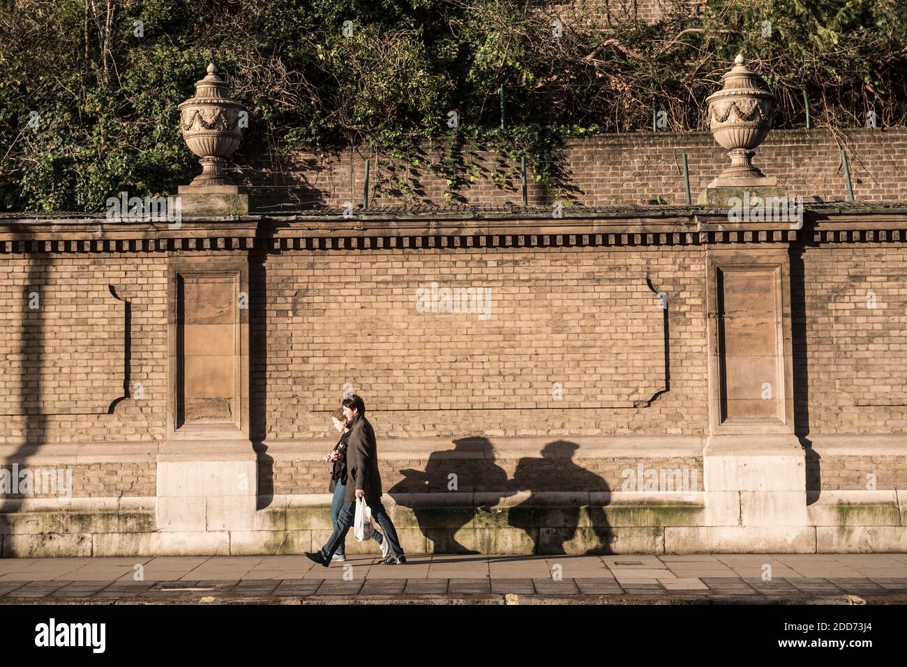 Walking past the walls of Buckingham Palace, London, England Stock ...