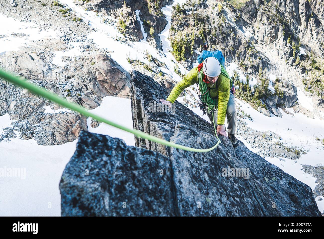 Rock climbing man climbing on mountain in Washington with rope Stock ...