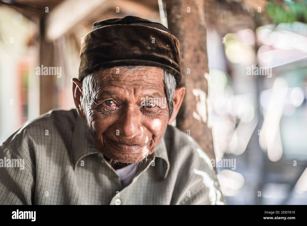 Portrait of an indonesian old man hi-res stock photography and images ...