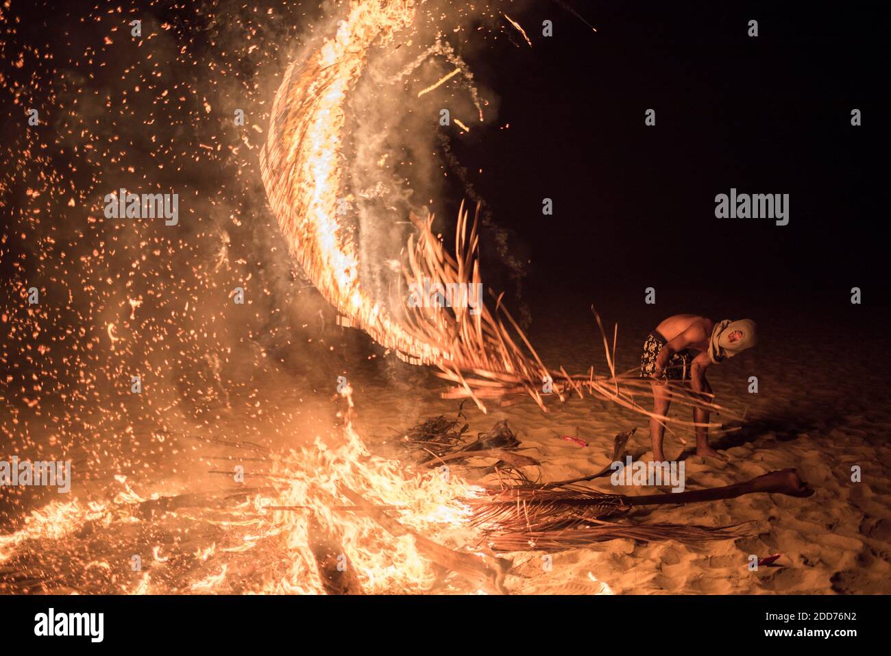 Party around a fire on Paradise Beach (Sar Sar Aw Beach) at night ...