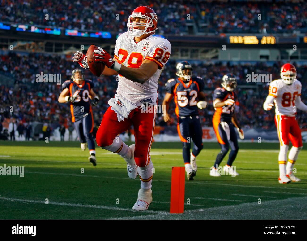 Tony gonzalez chiefs hi-res stock photography and images - Alamy