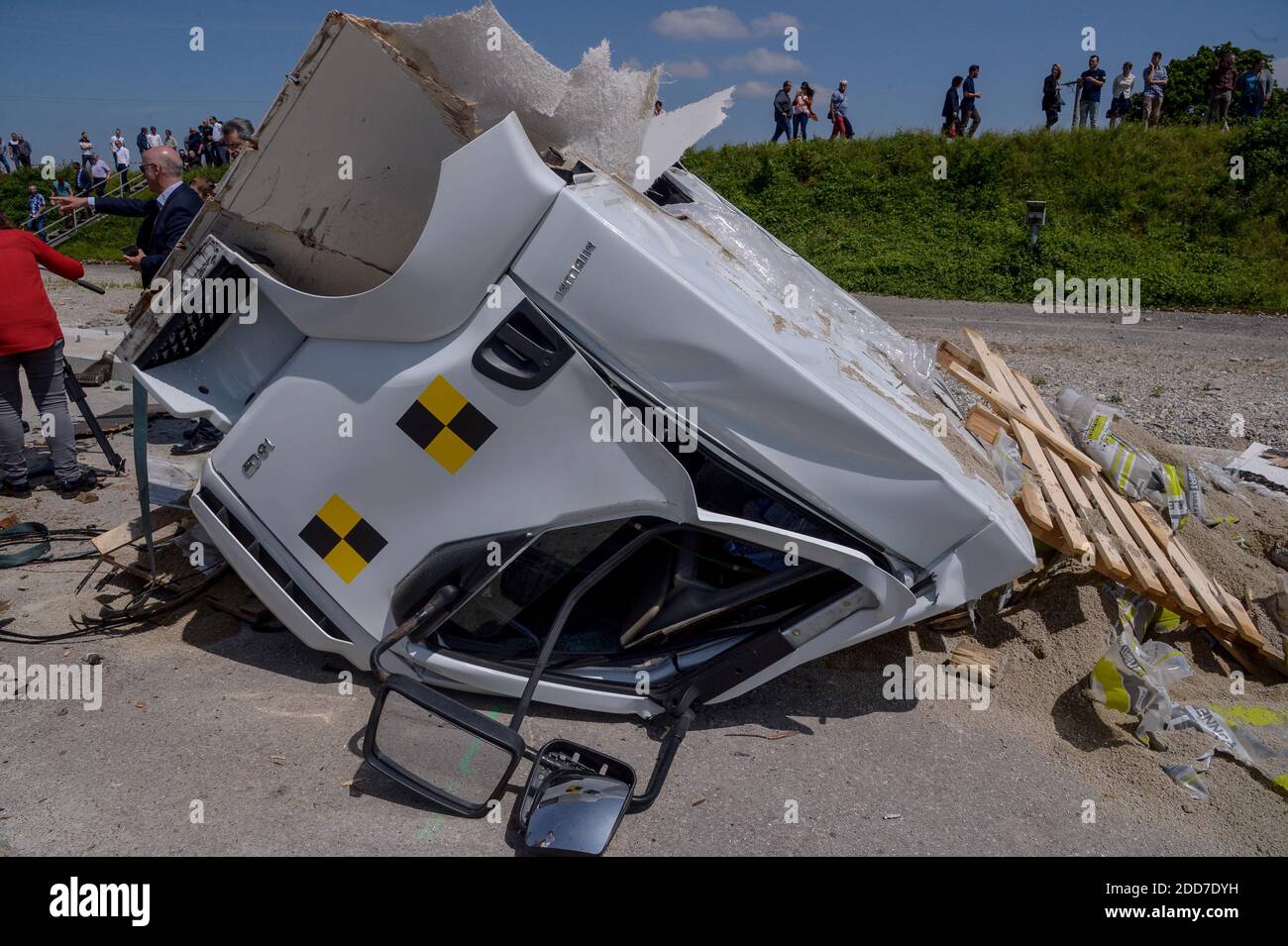 Truck crash test hi-res stock photography and images - Alamy