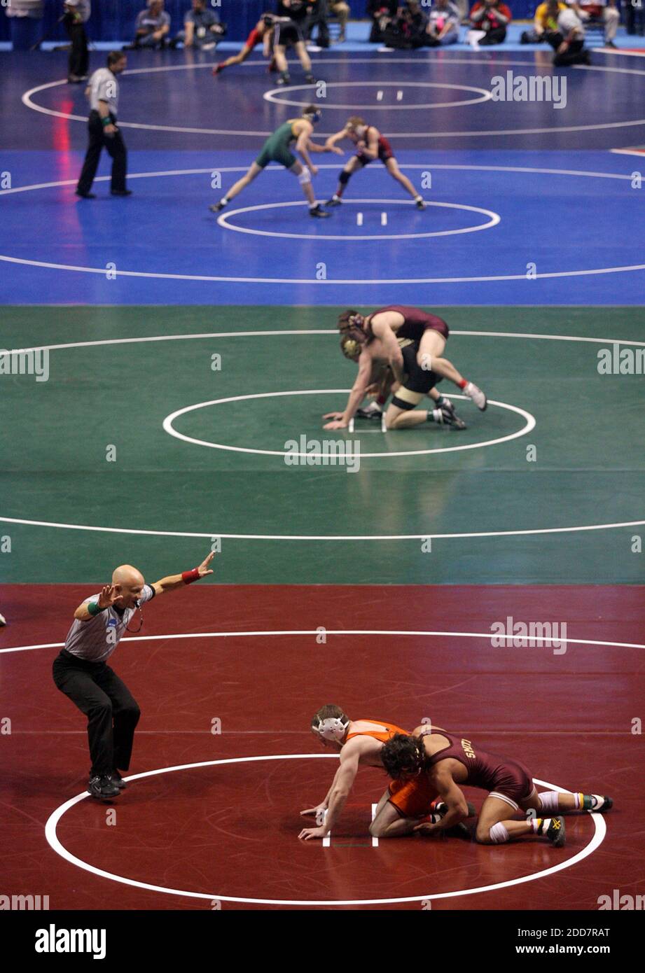 Wrestlers wrestling mat hi-res stock photography and images - Alamy