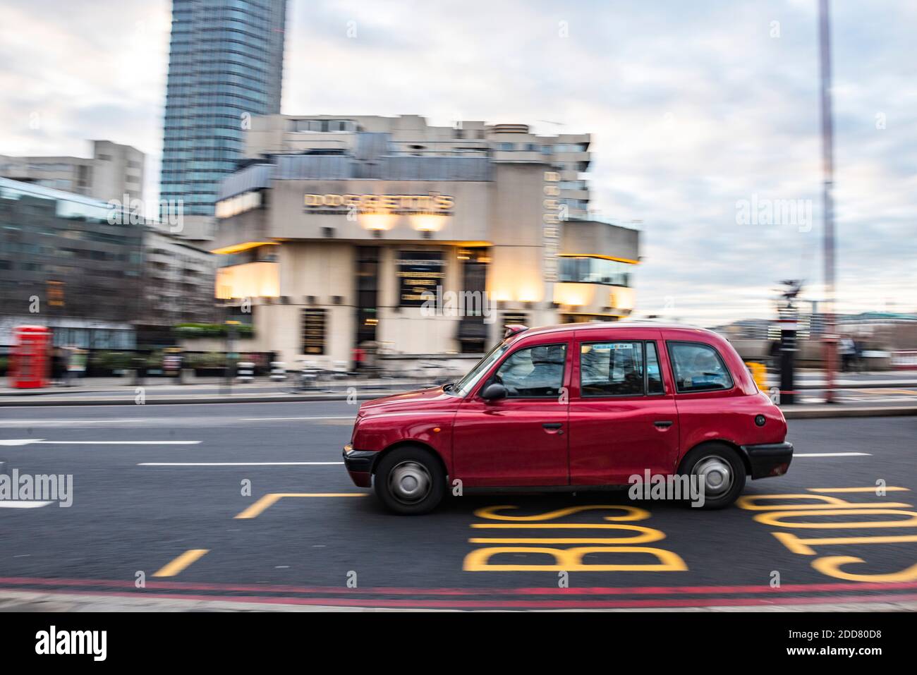 London red taxi hi-res stock photography and images - Alamy