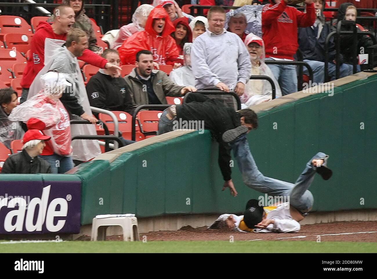 Baseball outfield wall hi-res stock photography and images - Alamy