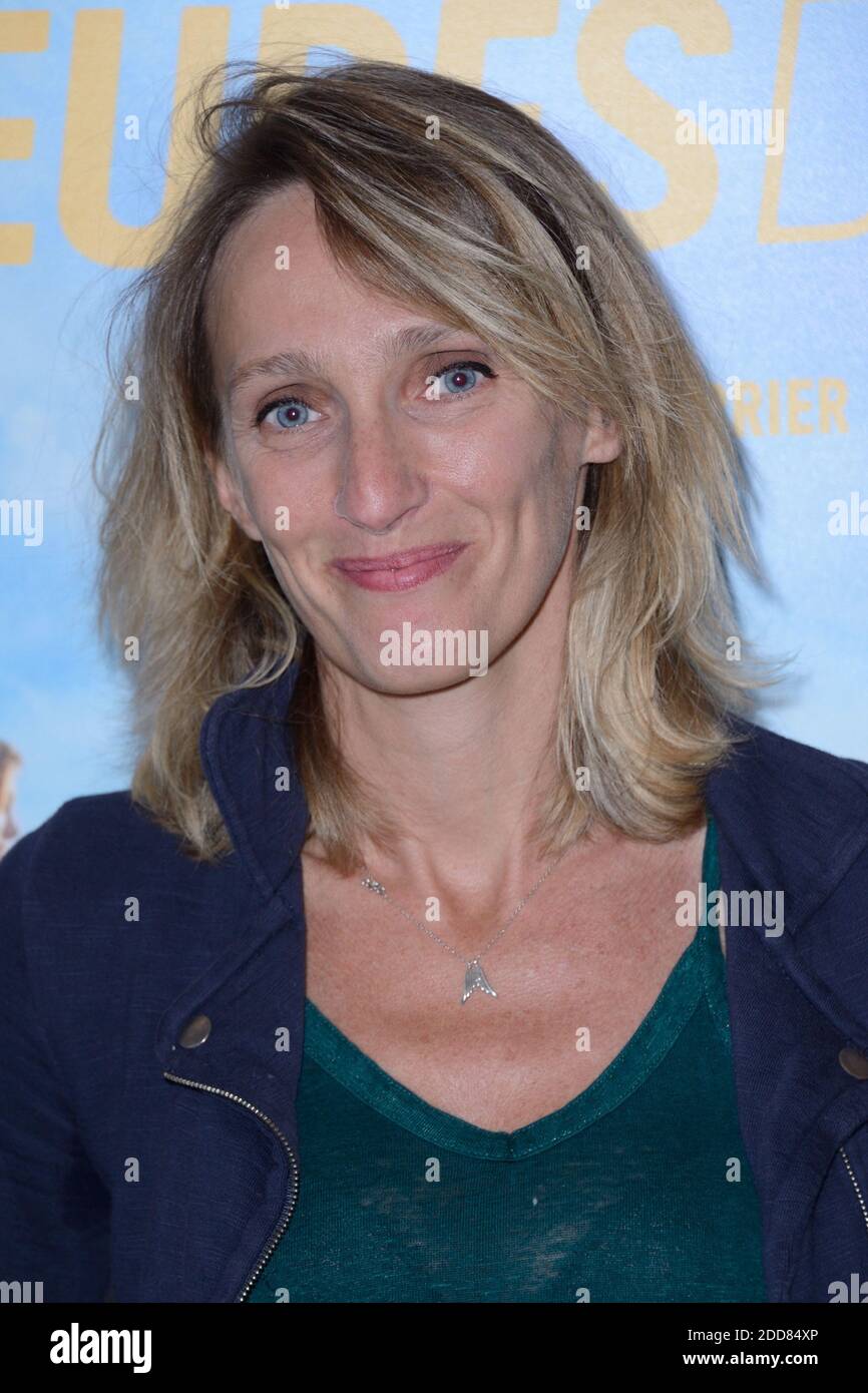 Nadia Fossier assiste a la premiere du film A 2 Heures de Paris au ...