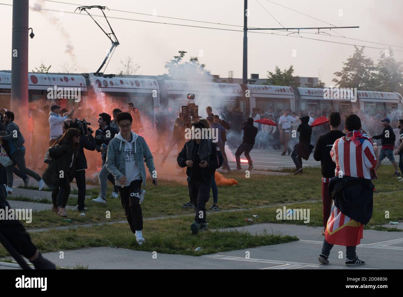 Atletico de Madrid's Ultras face the police on their arrival at ...