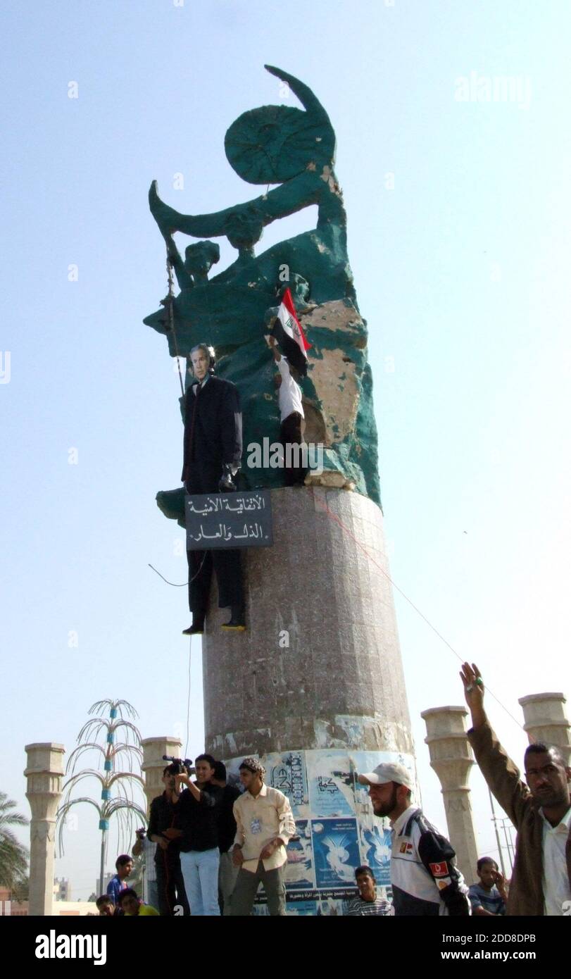 Saddam hussein statue hi-res stock photography and images - Alamy