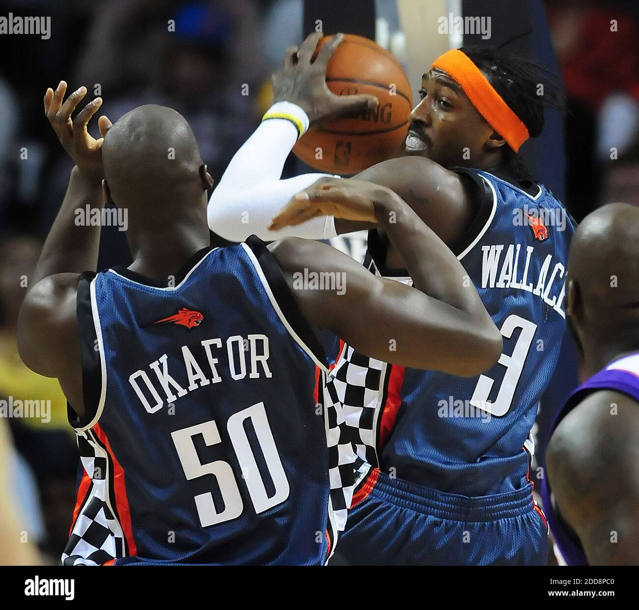 NO FILM, NO VIDEO, NO TV, NO DOCUMENTARY - Charlotte Bobcats Gerald Wallace (3) grabs control of ...