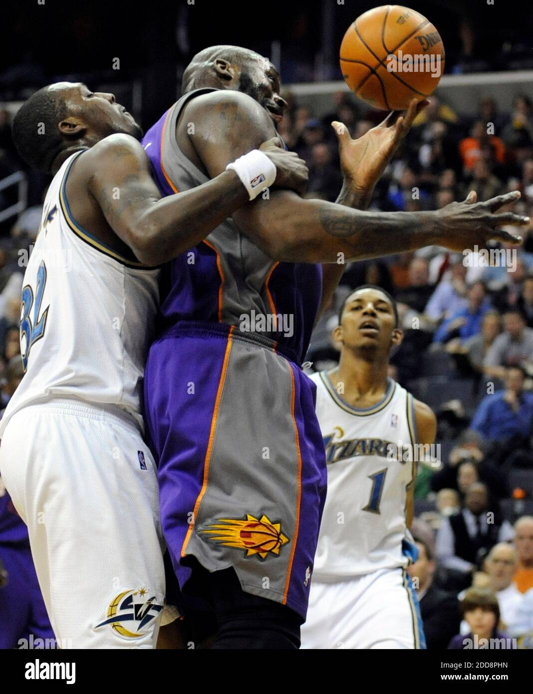 Shaquille oneal andray blatche hi-res stock photography and images - Alamy