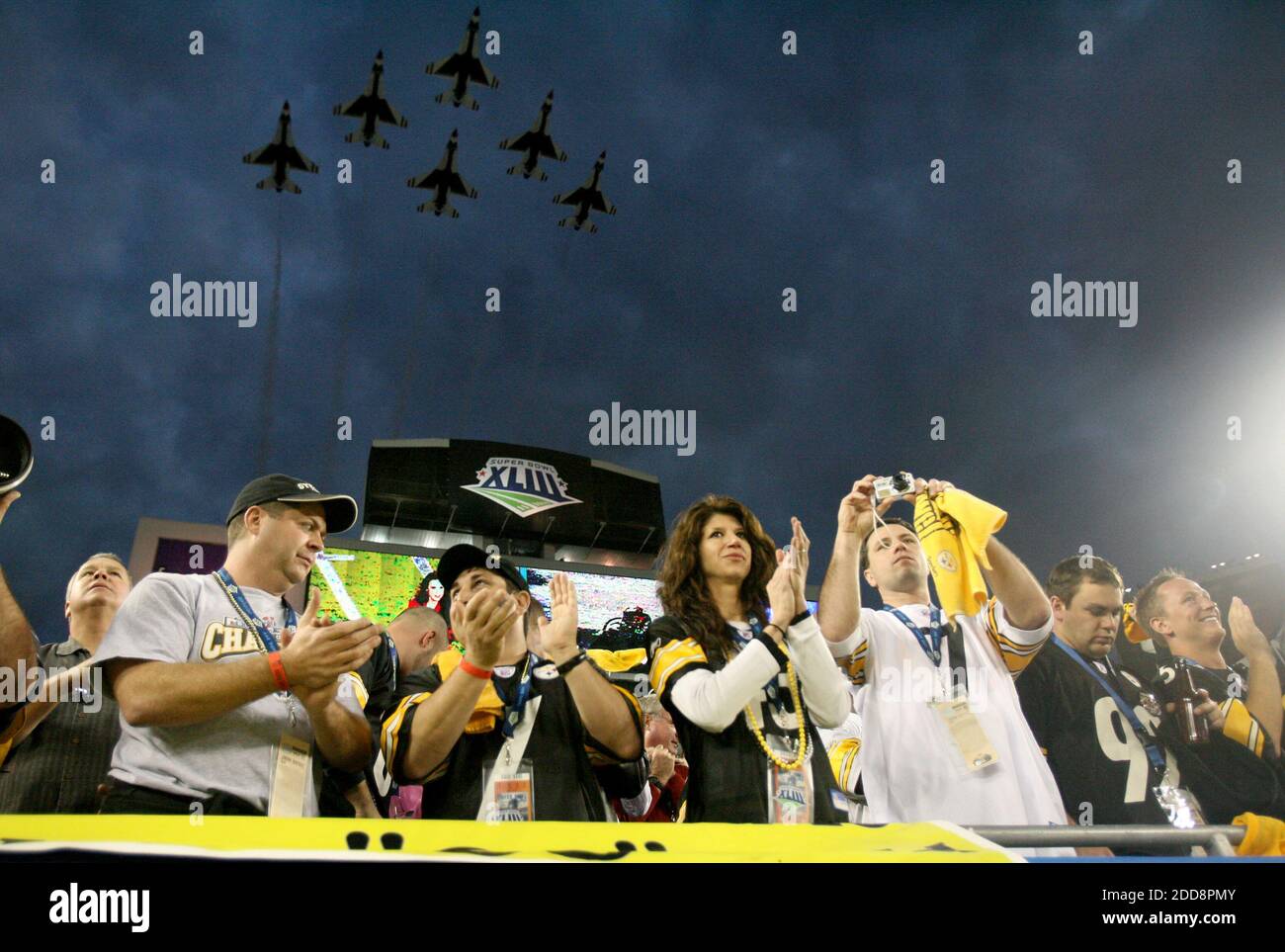 Pittsburgh steelers fans cheer in hi-res stock photography and images ...