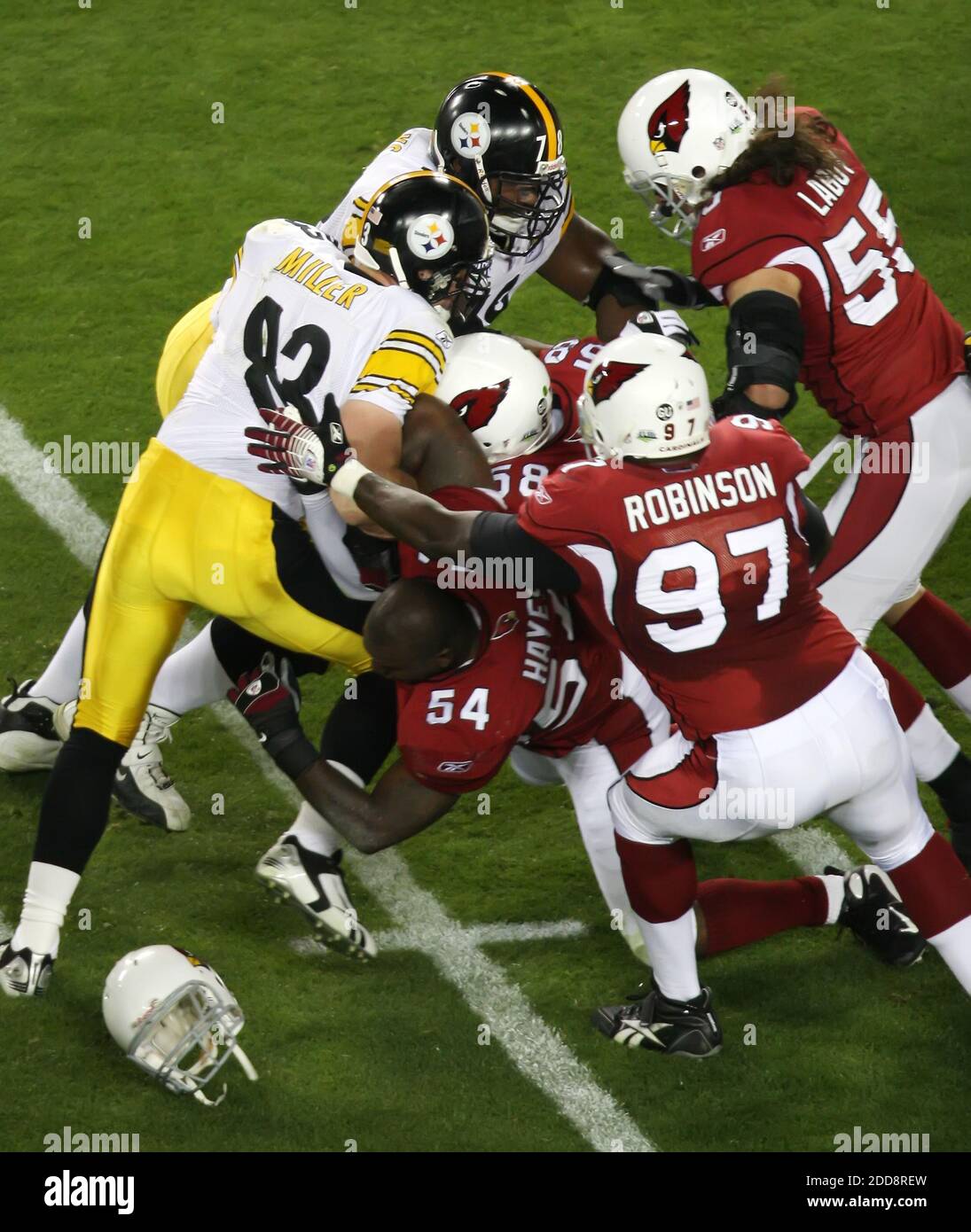 Helmet to helmet collision football hi-res stock photography and images ...