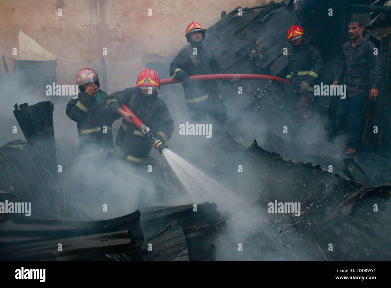Dhaka, Bangladesh. 24th Nov, 2020. Bangladeshi fire fighters try to ...