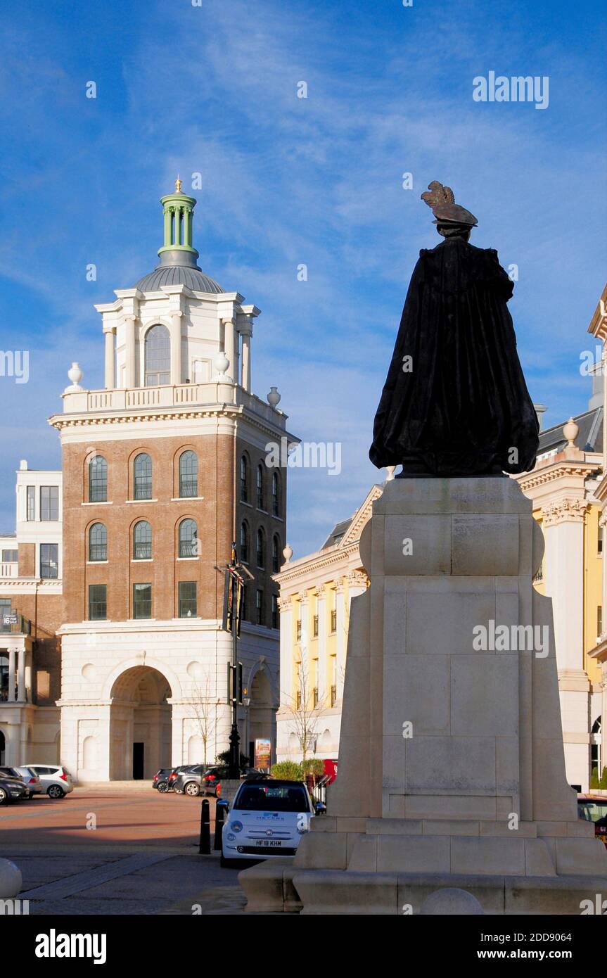 Statue elizabeth queen mother hi-res stock photography and images - Alamy