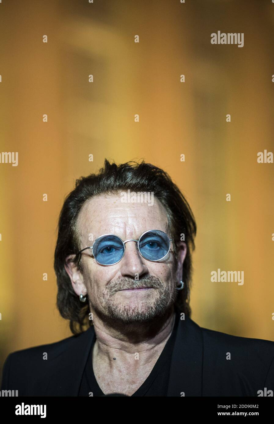 Lead singer with irish rock band u2 hi-res stock photography and images ...