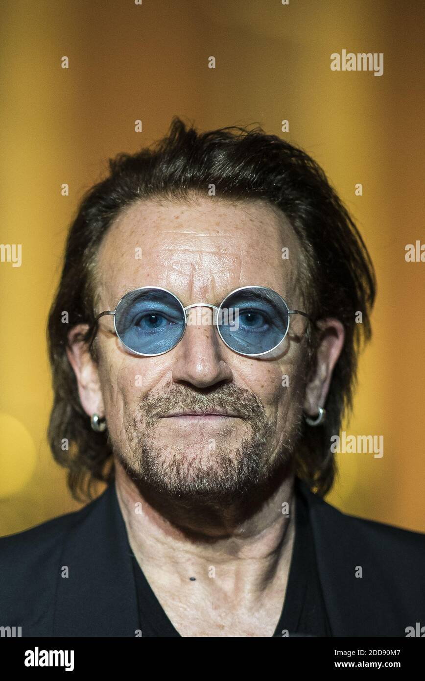 Lead singer with irish rock band u2 hi-res stock photography and images ...