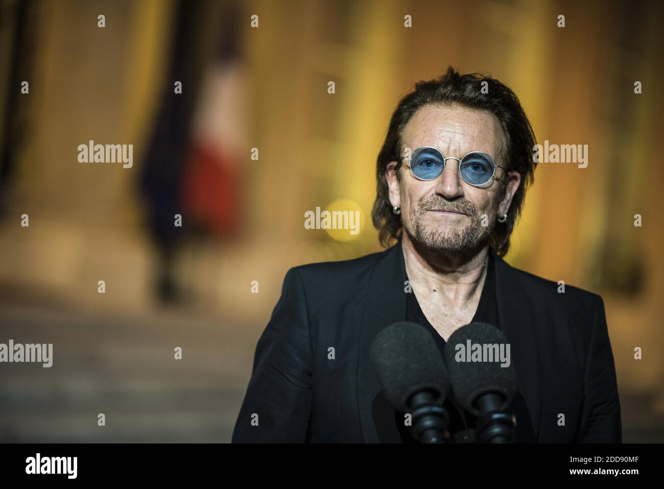 Lead singer with irish rock band u2 hi-res stock photography and images ...