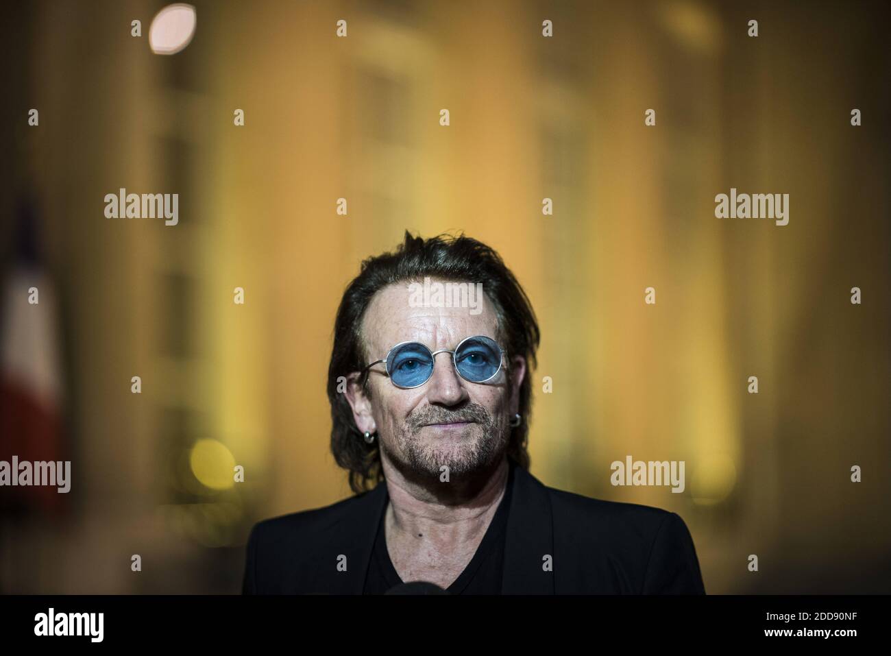 Lead singer with irish rock band u2 hi-res stock photography and images ...